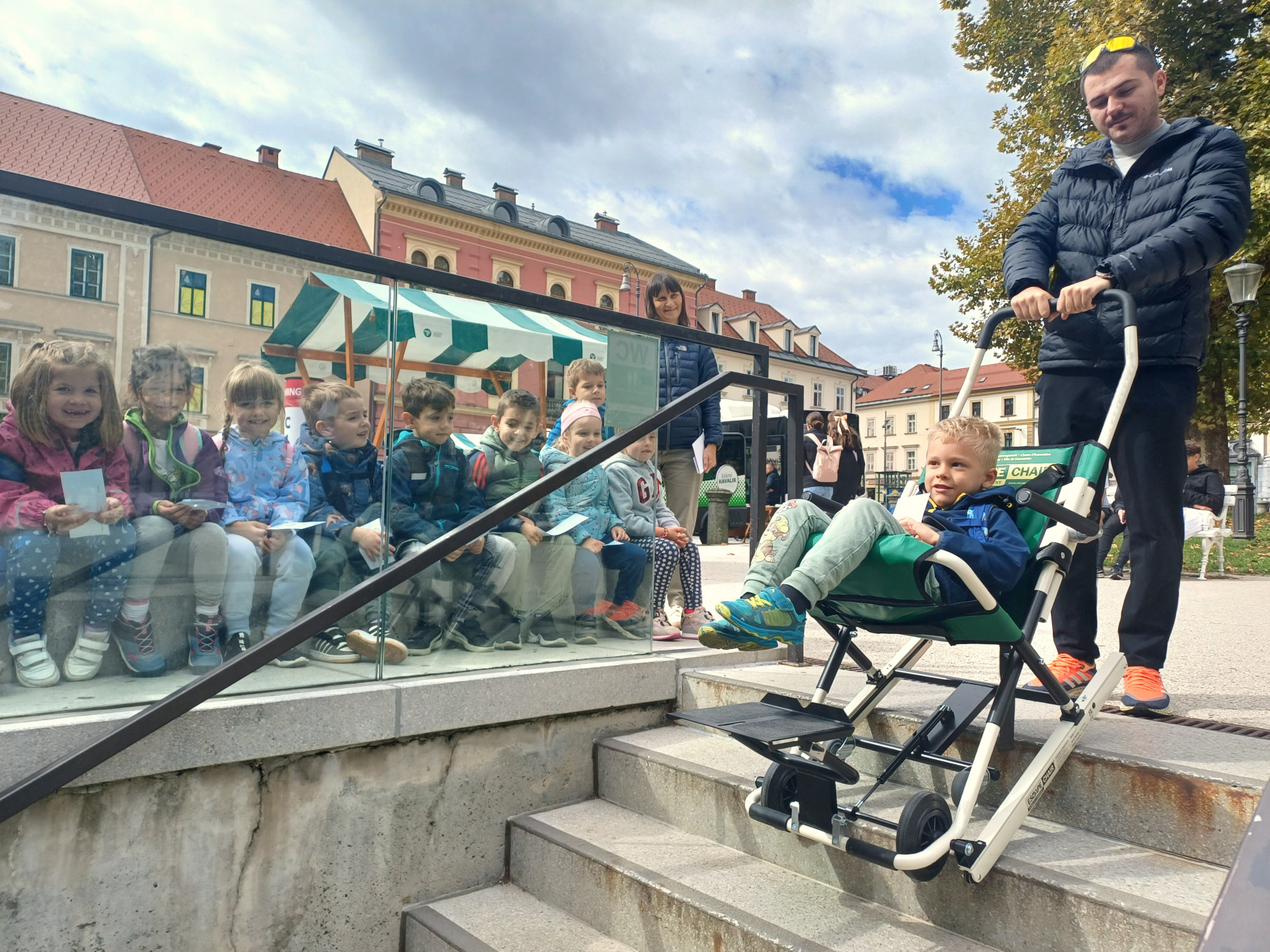 OVIRANtlon 2024: obiskovalci spoznavali težave oseb z oviranostmi - Taktilpro